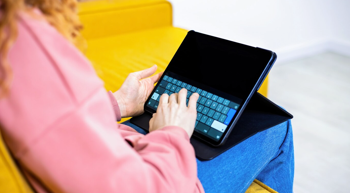 How to Type on iPad Without Keyboard: Touch, Dictation & More – CHESONA